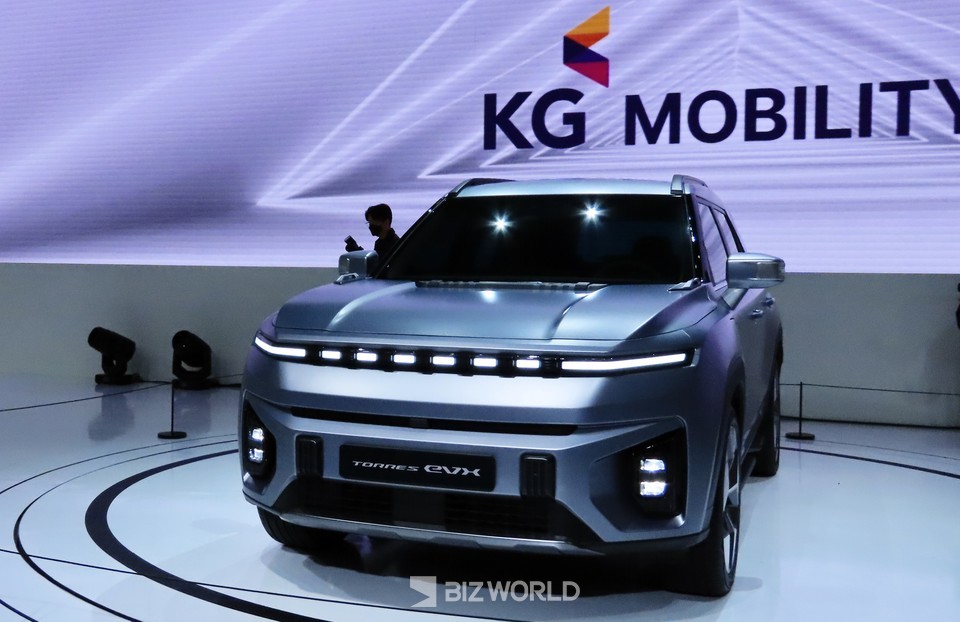 [2023 서울모빌리티쇼] KG모빌리티, 1회 충전 500㎞ 주행 순수전기 SUV ‘토레스 EVX’ 공개