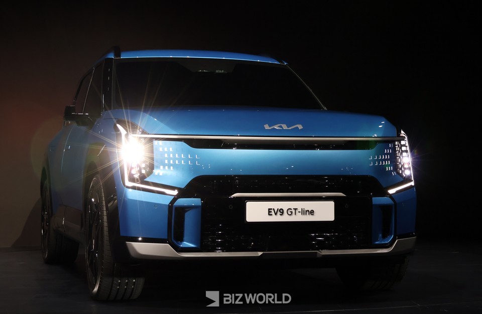 [2023 서울모빌리티쇼] 기아, EV9 공개로 주목…EV6·니로 존 등 전동화 모델로 전시장 꾸며