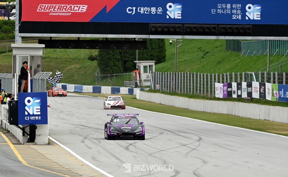 [포토] 2023 CJ슈퍼레이스, 슈퍼 6000 클래스 김재현 가장먼저 체커기 받아