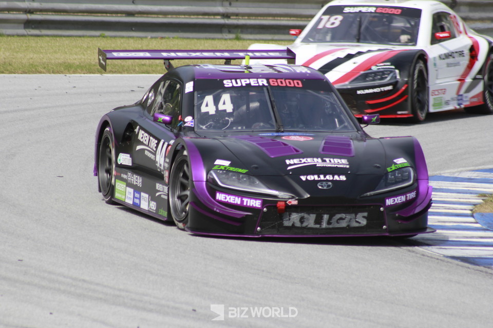 [포토] 2023 CJ슈퍼레이스, 슈퍼 6000 클래스 김재현 가장먼저 체커기 받아