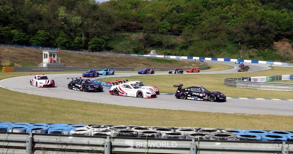 [포토] 2023 CJ슈퍼레이스, 슈퍼 6000 클래스 김재현 가장먼저 체커기 받아